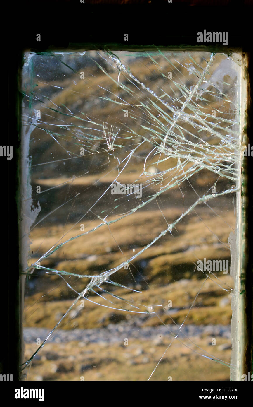 Crack window pane hi-res stock photography and images - Alamy