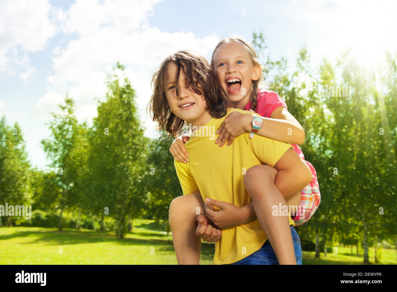 Back of two kids hi-res stock photography and images - Alamy