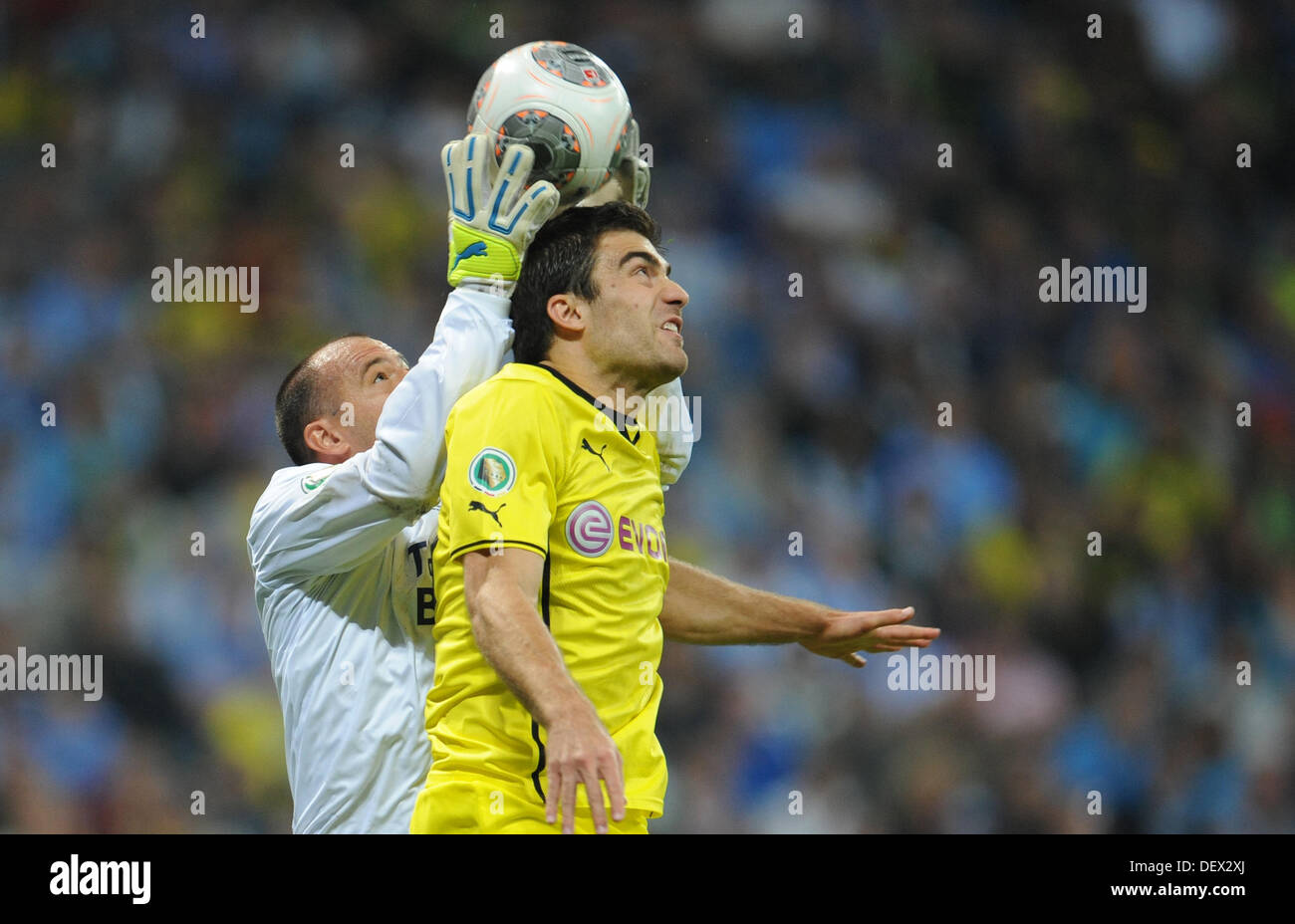 Munich, Germany. 24th Sep, 2013. Goal keeper Gabor Kiraly (L) of Munich ...