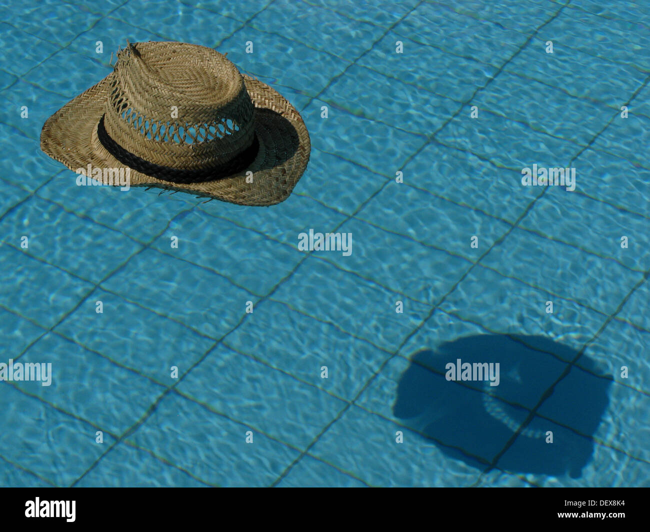 Holiday time hat in turquoise swimming pool Stock Photo - Alamy