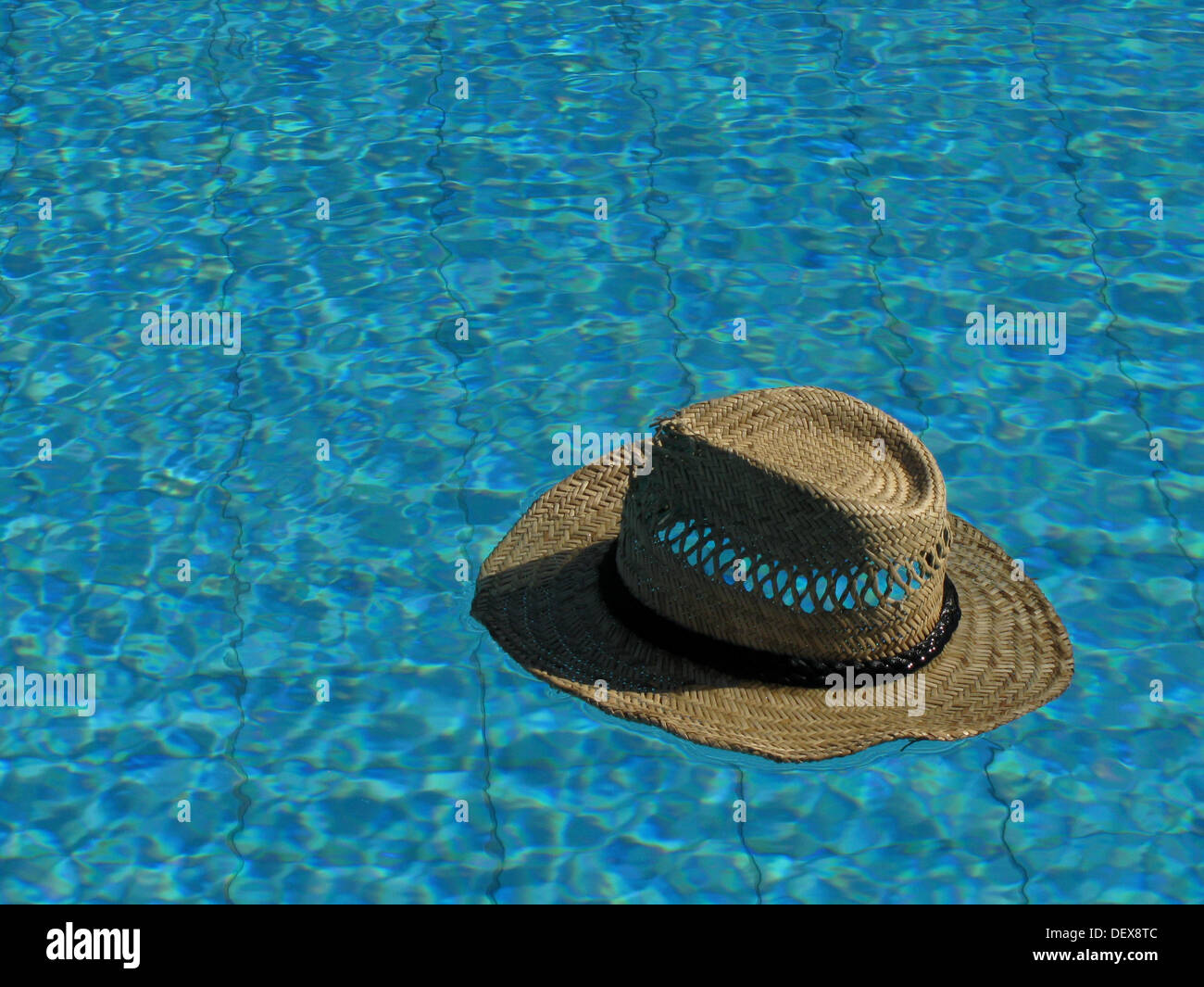 Holiday time hat in turquoise swimming pool Stock Photo - Alamy