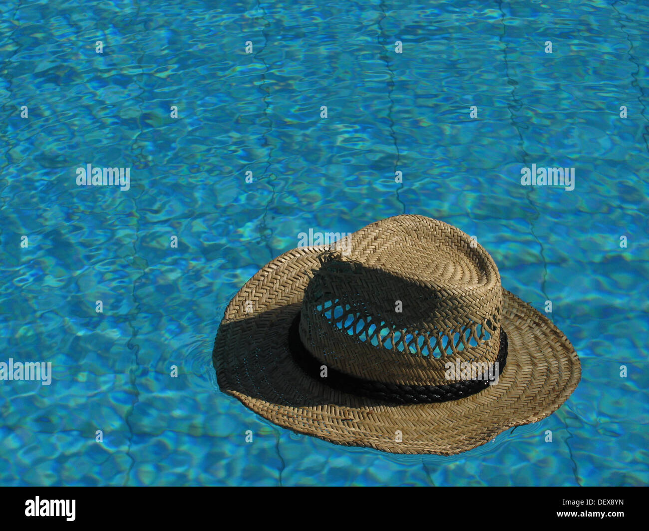 Holiday time hat in turquoise swimming pool Stock Photo - Alamy