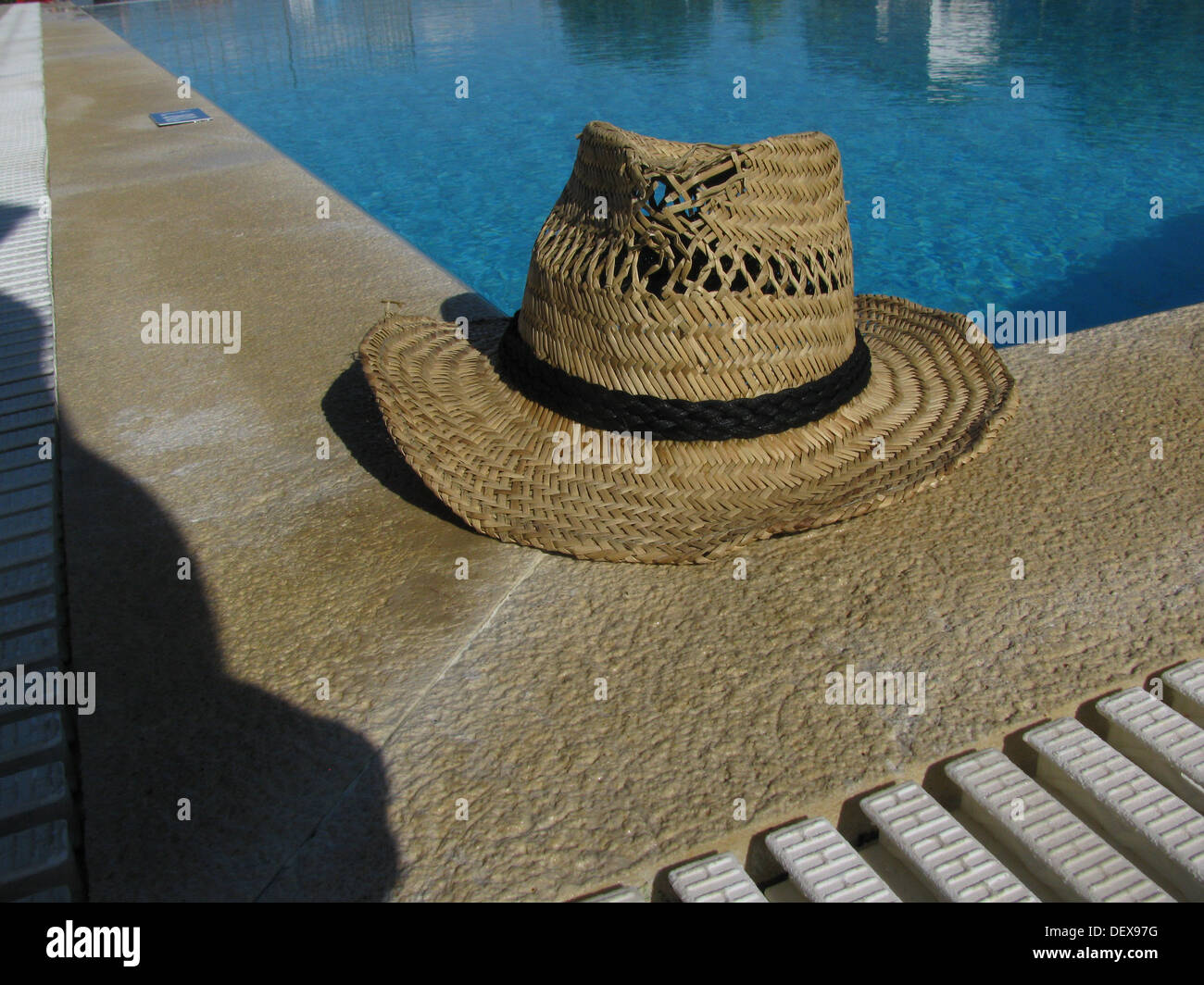 Holiday time hat in turquoise swimming pool Stock Photo - Alamy