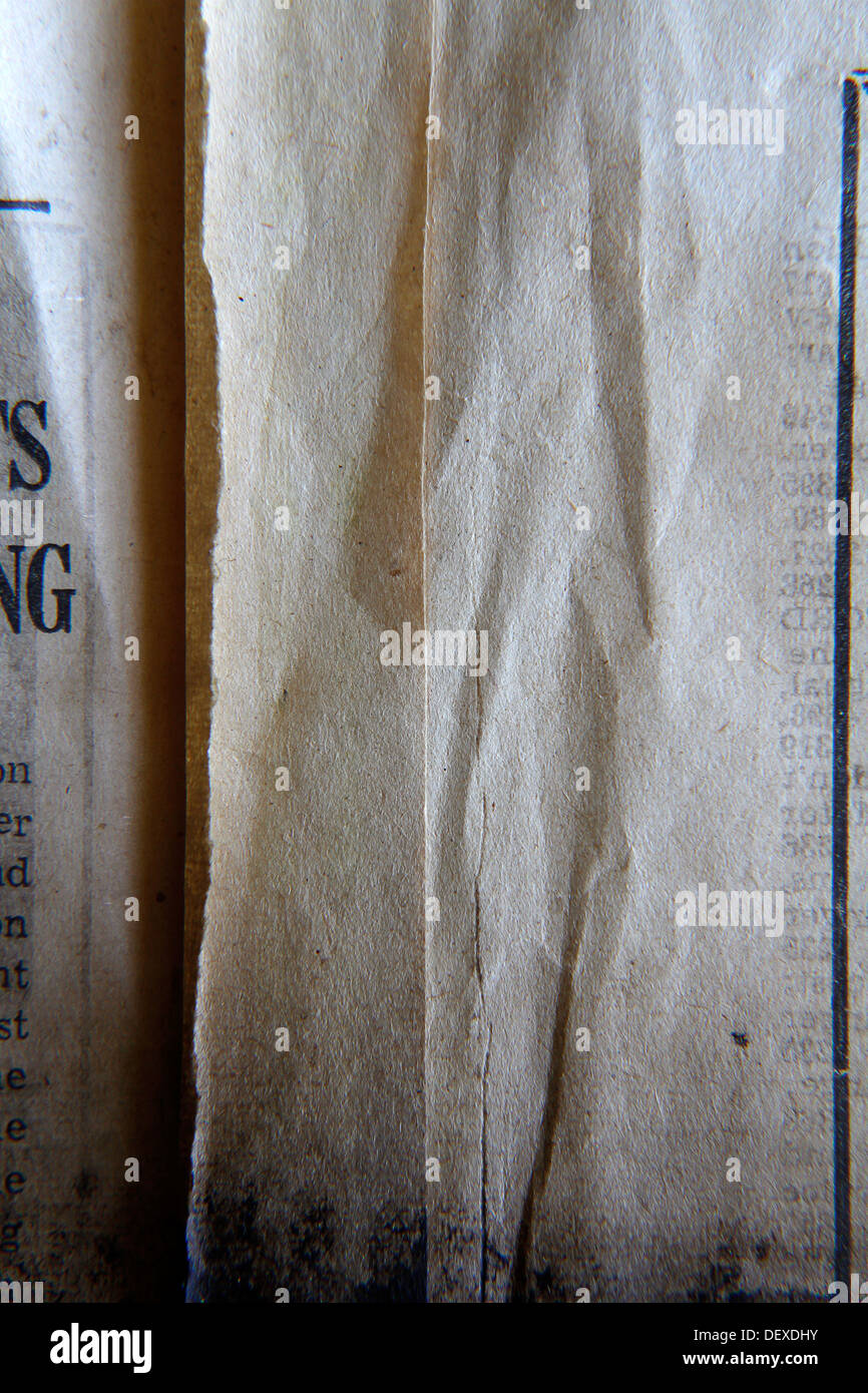 Old newspaper texture hi-res stock photography and images - Alamy