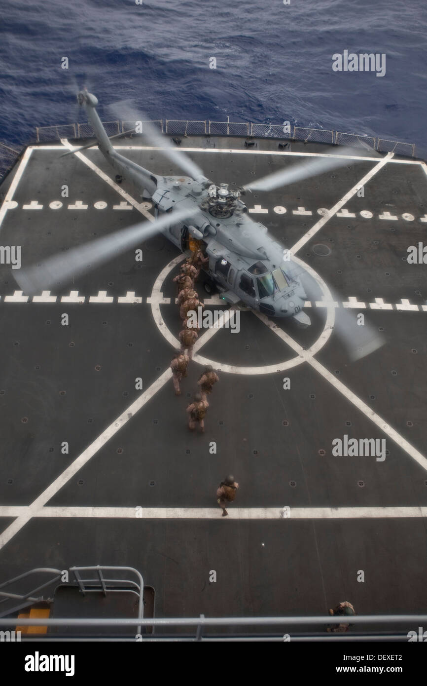 U.S. Marines with Force Reconnaissance Platoon, Command Element, 31st ...
