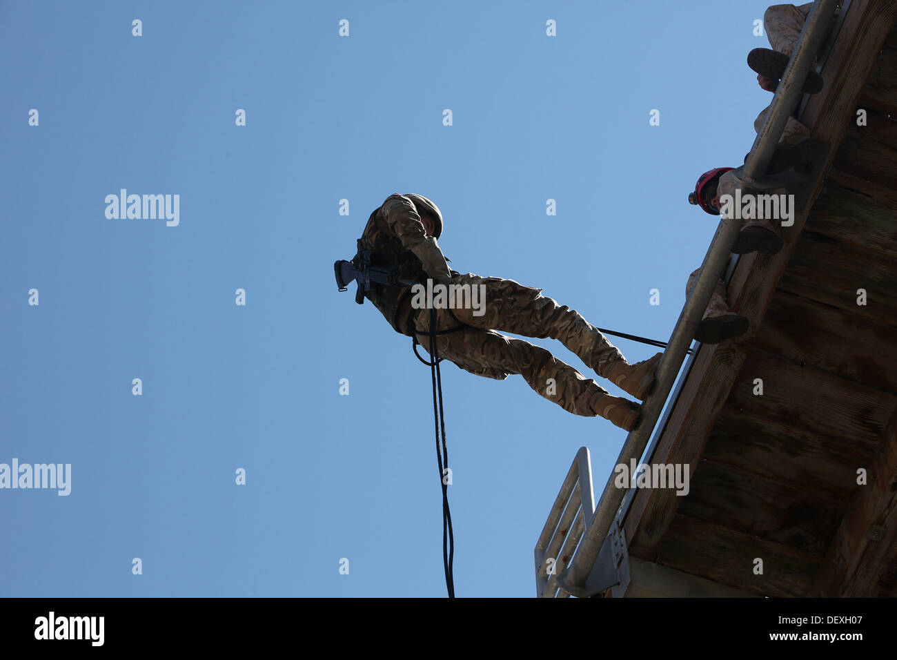 A British Army Commando with 148th Battery, 29th Commando Fire Support ...
