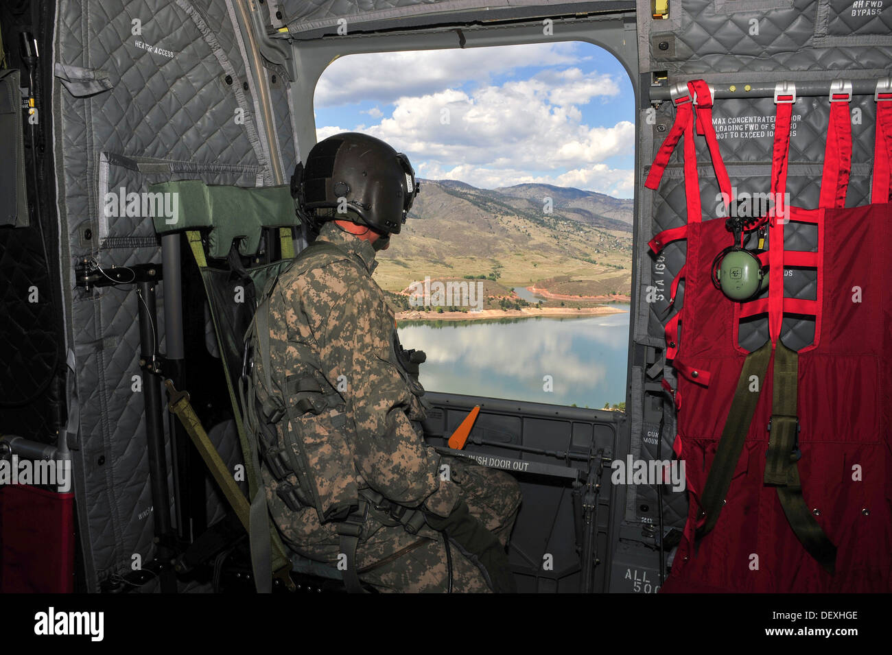 Ch 47 chinook helicopter crew chiefs with the 2nd battalion hi-res ...