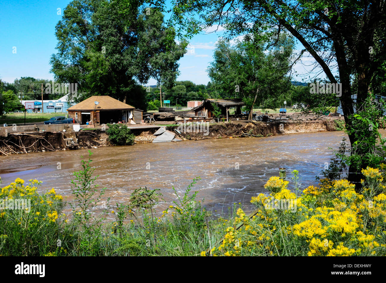 U.S. Soldiers and airmen from the Colorado National Guard set up a ...