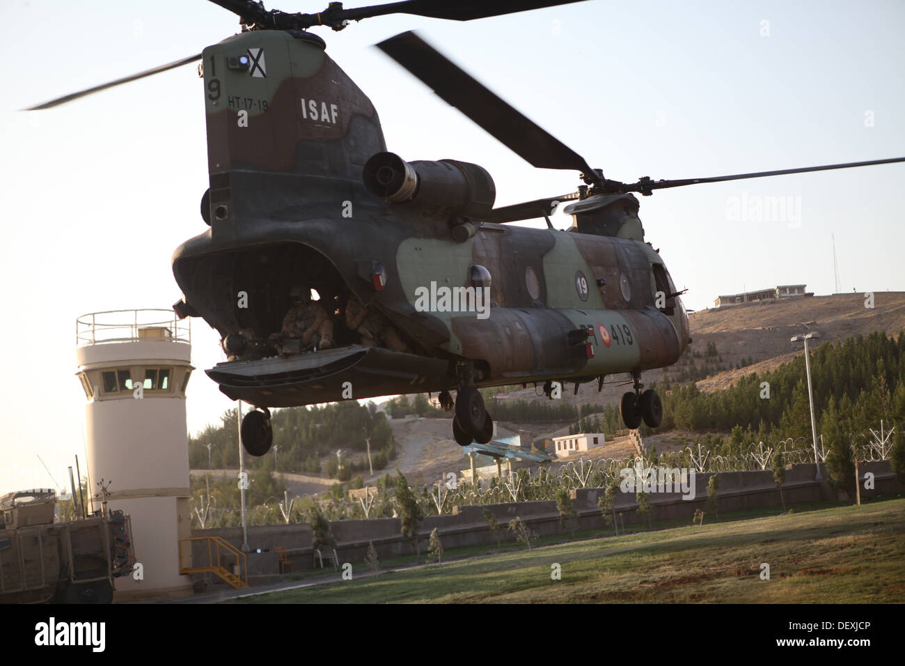 A CH-47 Chinook lands on the lawn of the U.S. Consulate in Herat ...
