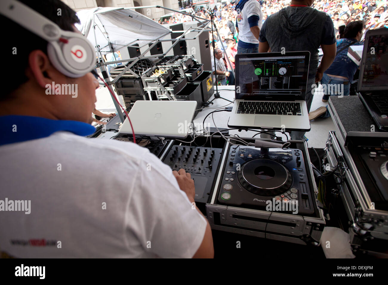 Outdoor concert stage crowd hi-res stock photography and images - Alamy