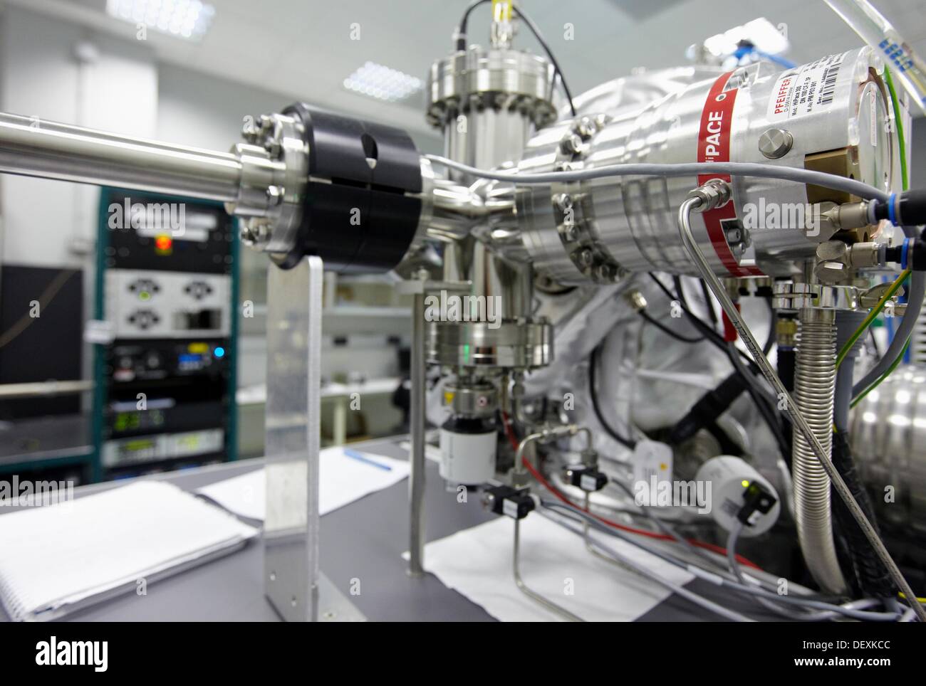 Thin film deposition hi-res stock photography and images - Alamy