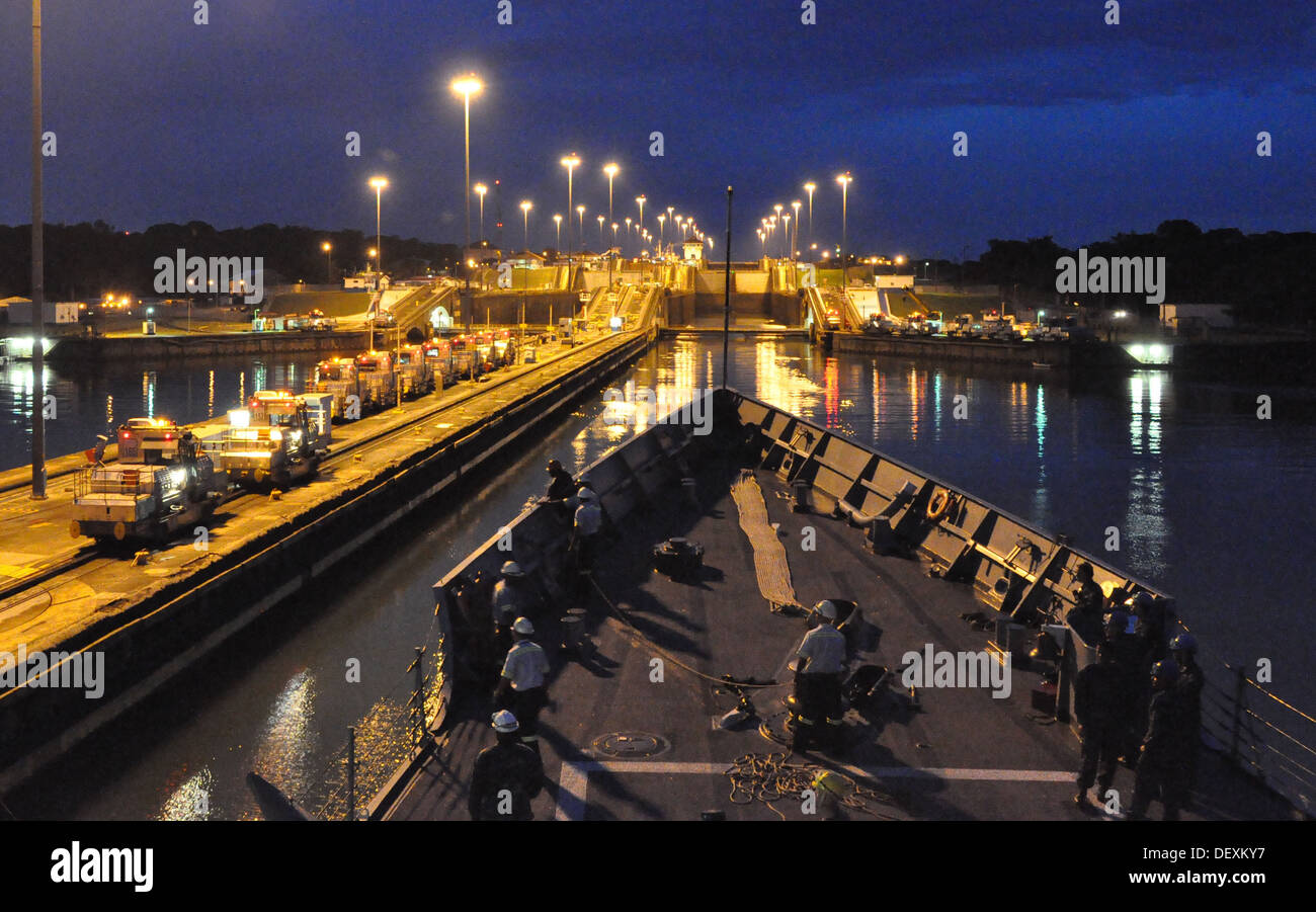 Panama (Sept. 18, 2013) The guided-missile frigate USS Rentz (FFG 46 ...