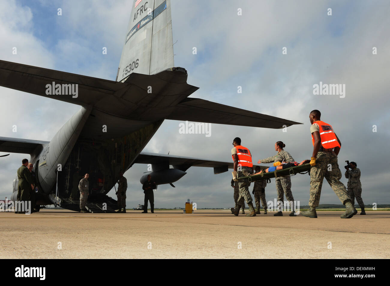 433rd airlift wing hi-res stock photography and images - Alamy