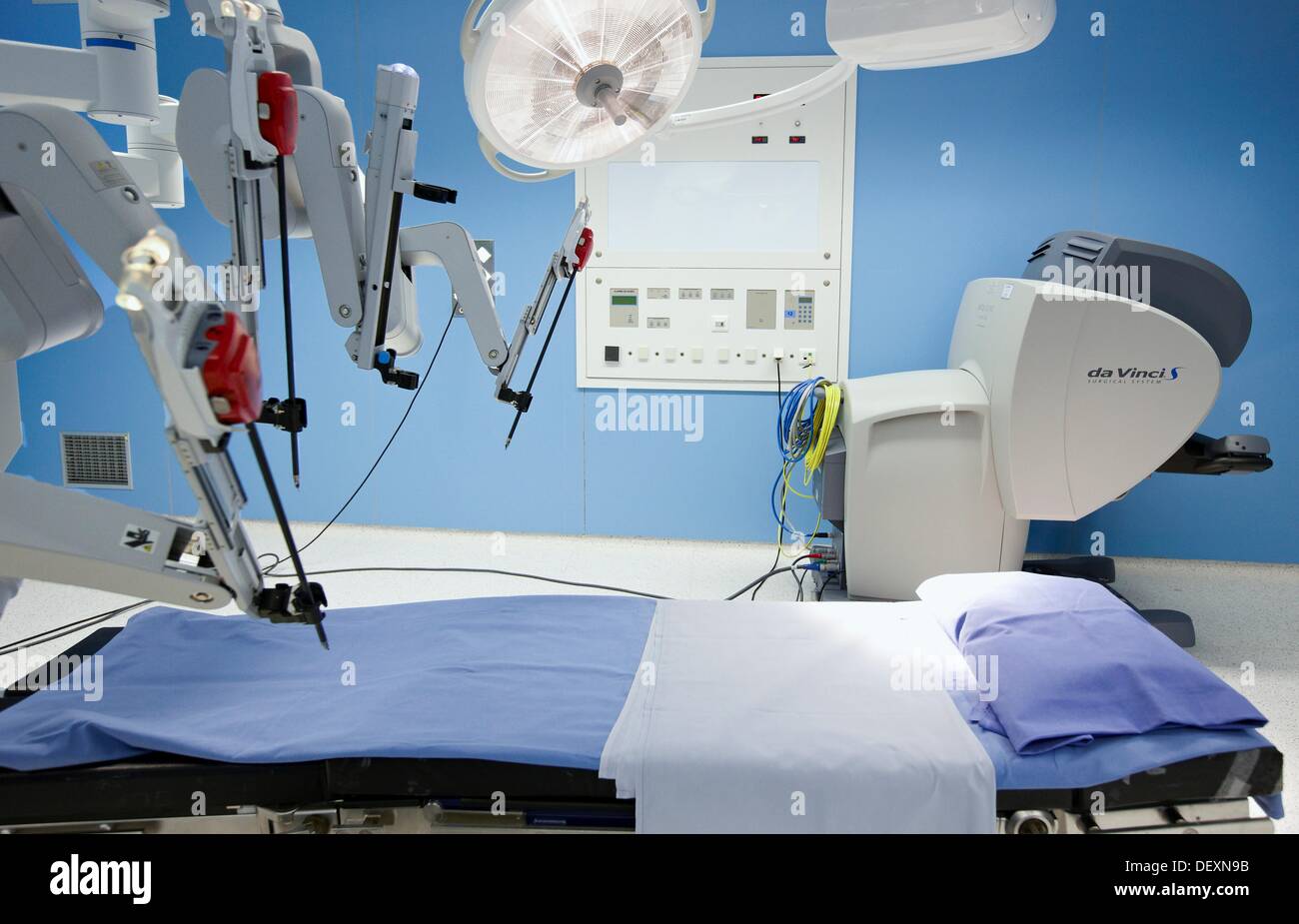 Robotic da vinci surgical system hi-res stock photography and images ...