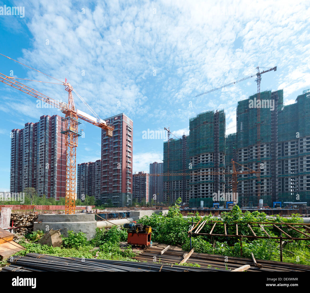 Working construction cranes building hi-res stock photography and ...