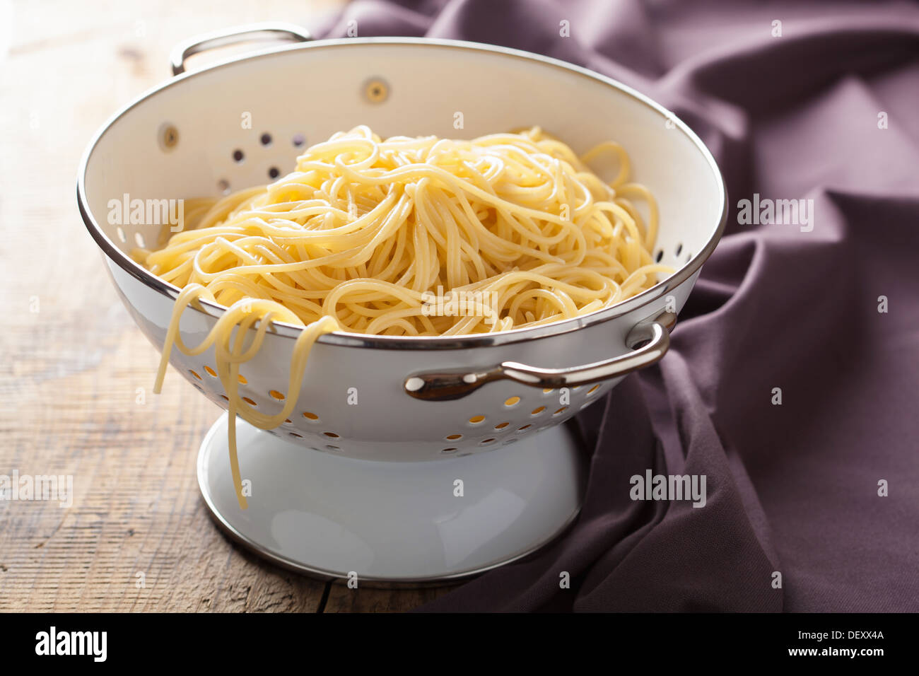 spaghetti in colander Stock Photo - Alamy