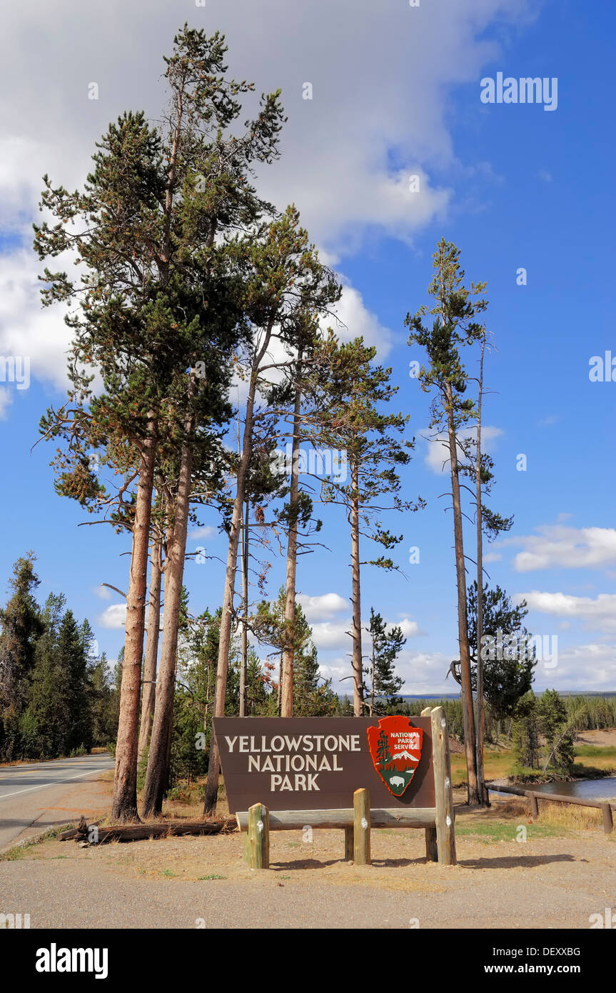 Yellowstone national park sign hi-res stock photography and images - Alamy