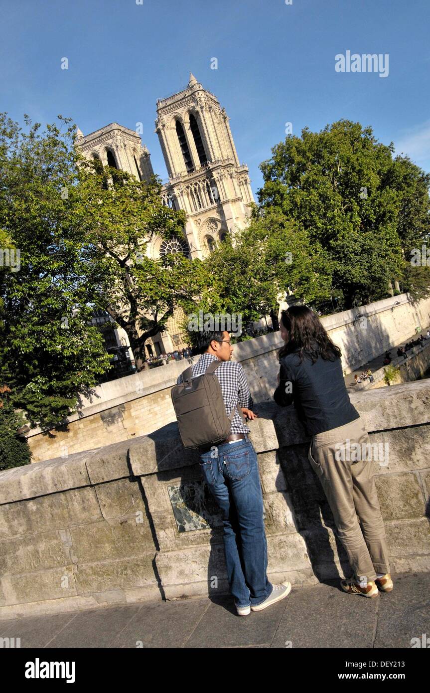 Little bridge paris hi-res stock photography and images - Alamy