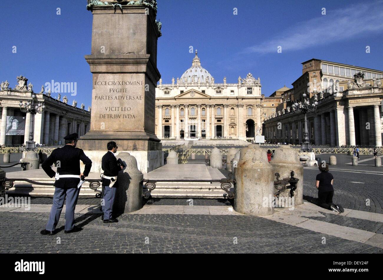 St. Peter´s square and St. Peter´s Basilica. Vatican city. Rome, Italy ... St. Peter´s square and St. Peter´s Basilica. Vatican city. Rome, Italy ...
