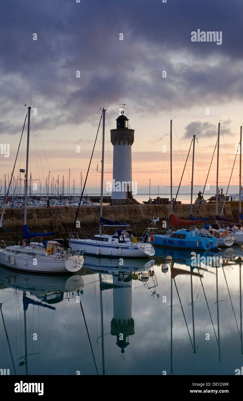 Lighthouses with pier and boats hi-res stock photography and images - Alamy