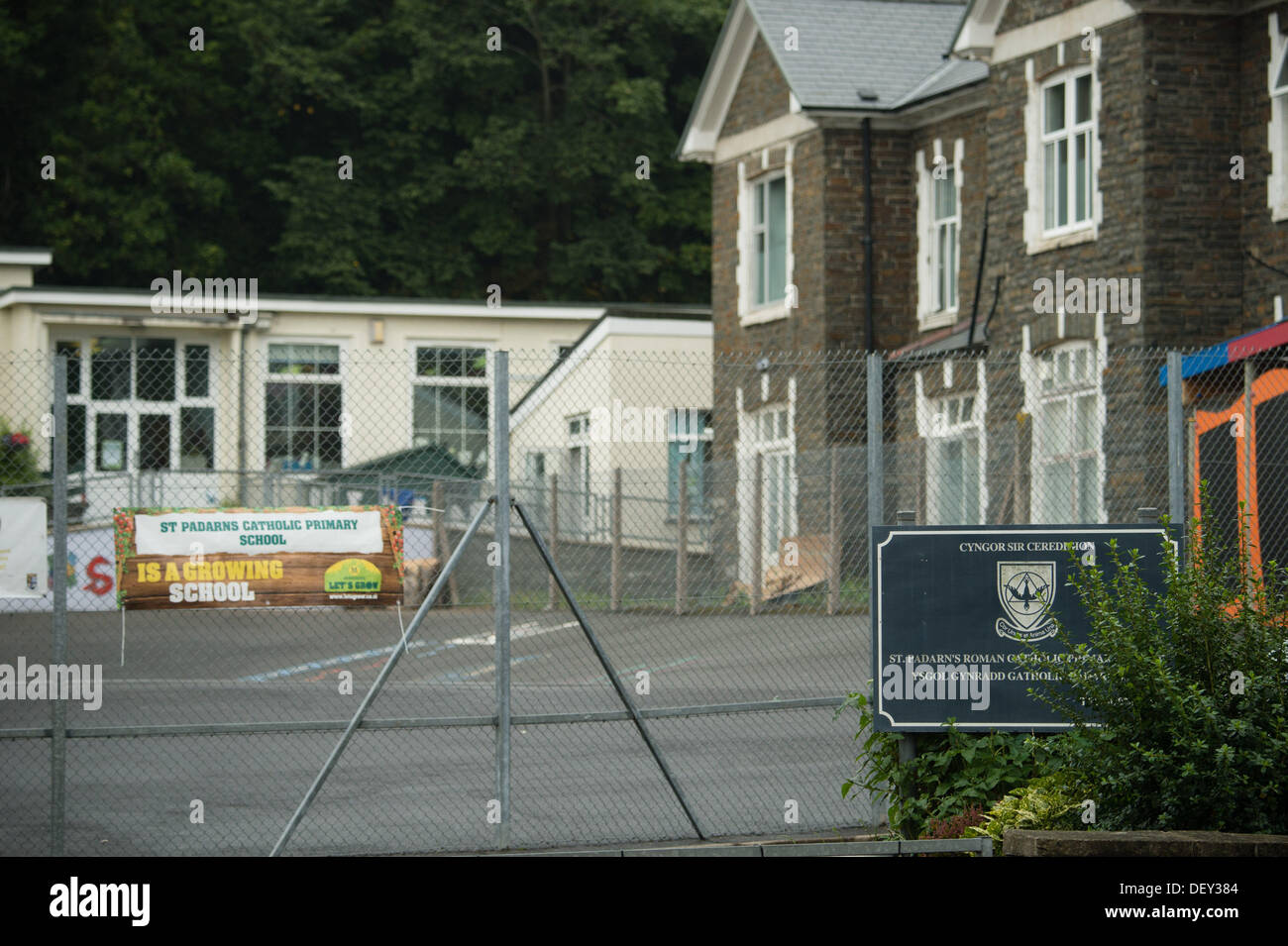 School parents uk primary hi-res stock photography and images - Alamy