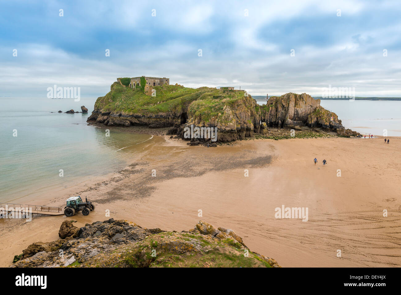ST CATHERINE'S ISLAND AND FORT SOUTH BEACH TENBY PEMBROKESHIRE WALES UK ...