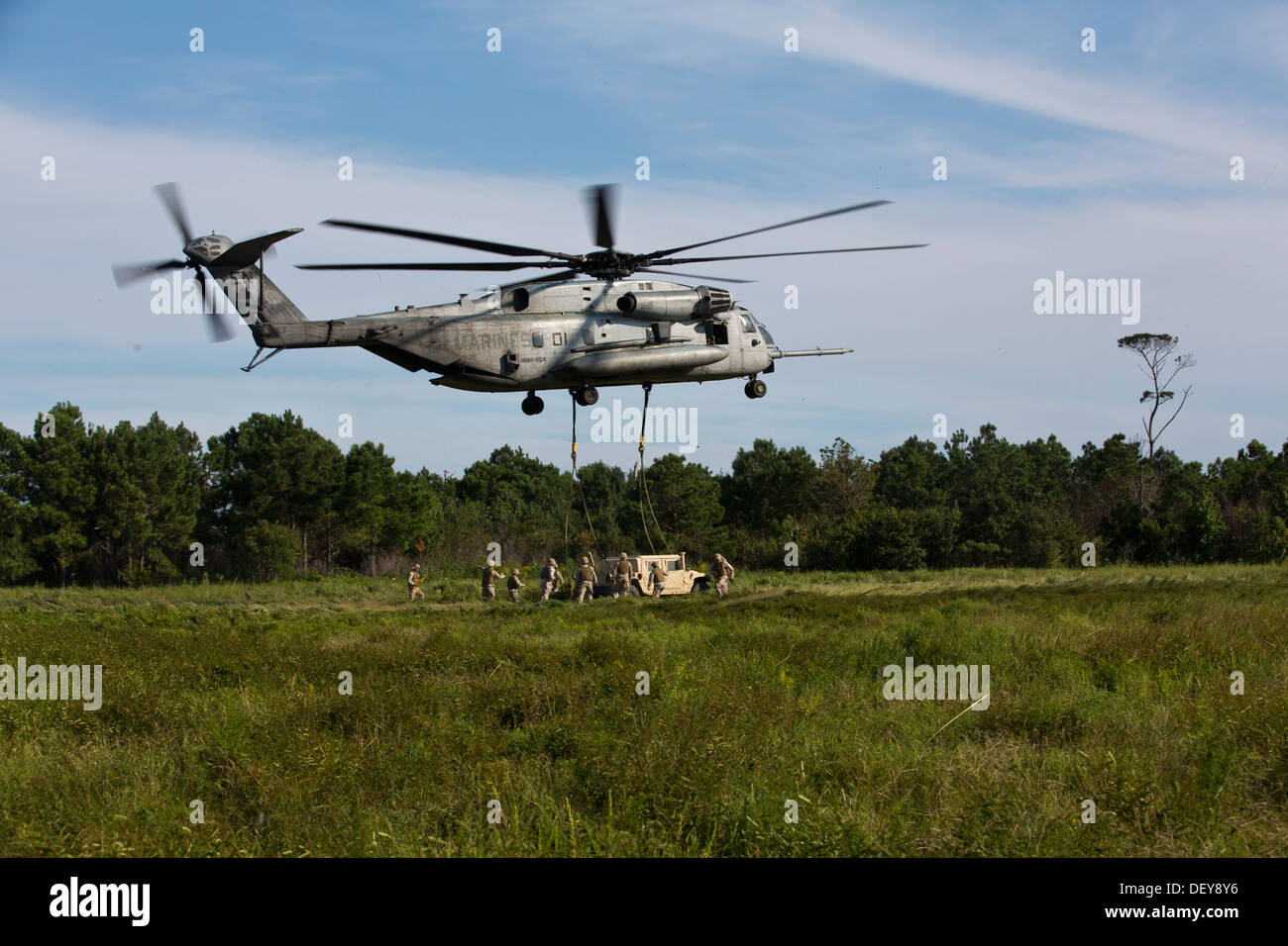 U.S. Marines from Marine Heavy Helicopter Squadron 464 and Combat ...