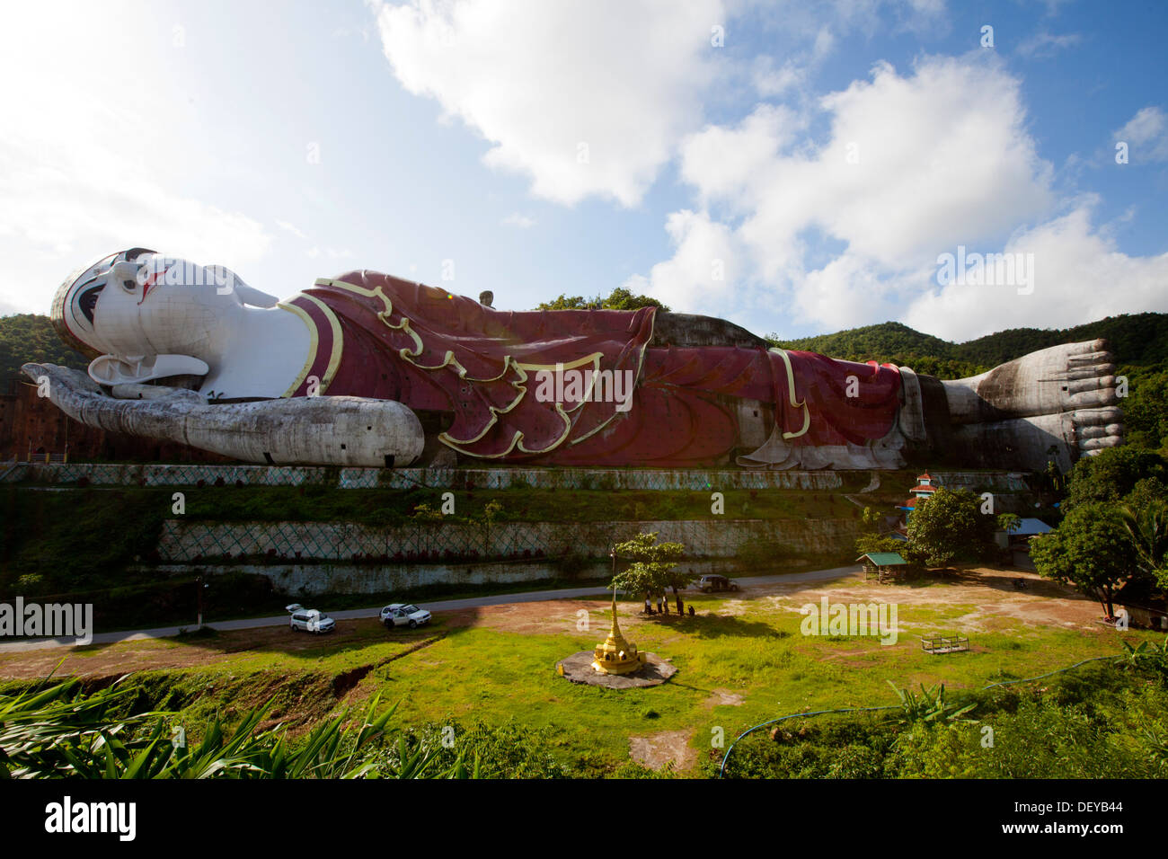 Win Sein Taw Ya, the 560 foot reclining buddha at Yadana Tauang Burma ...