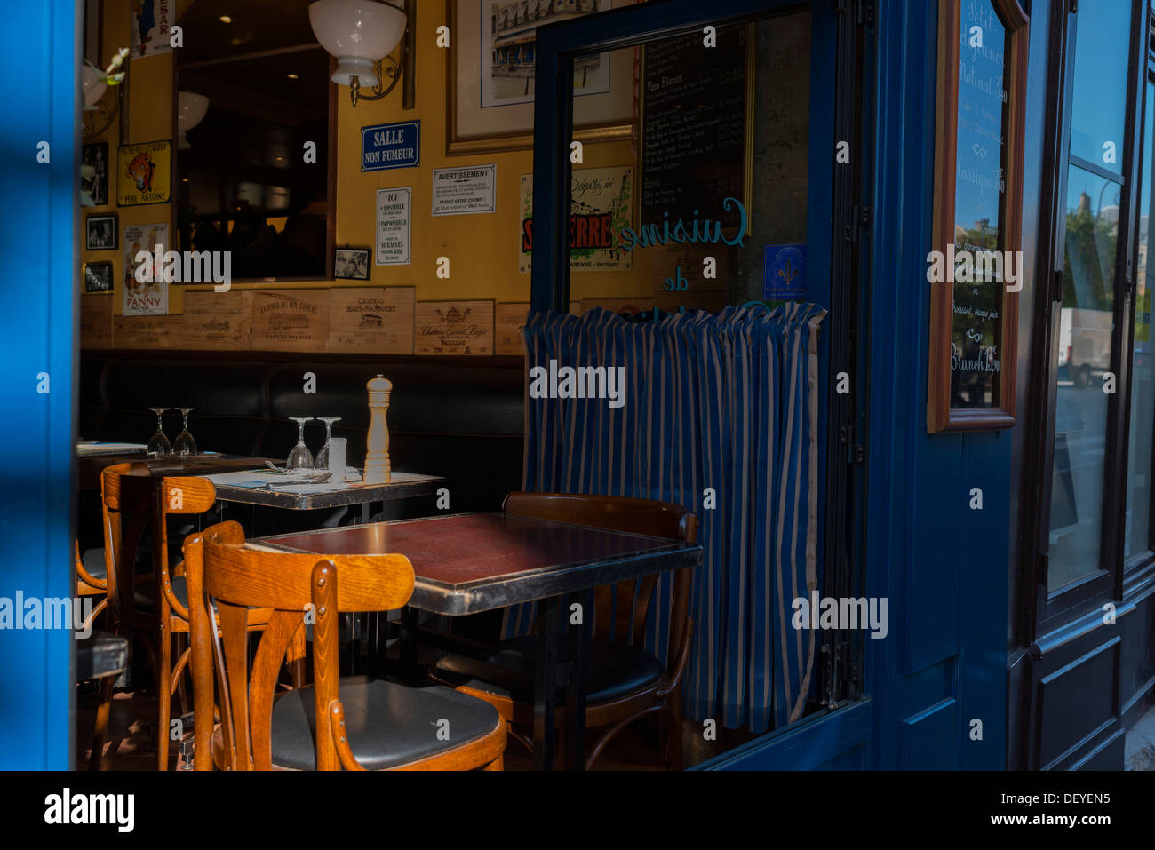 Paris open window hi-res stock photography and images - Alamy