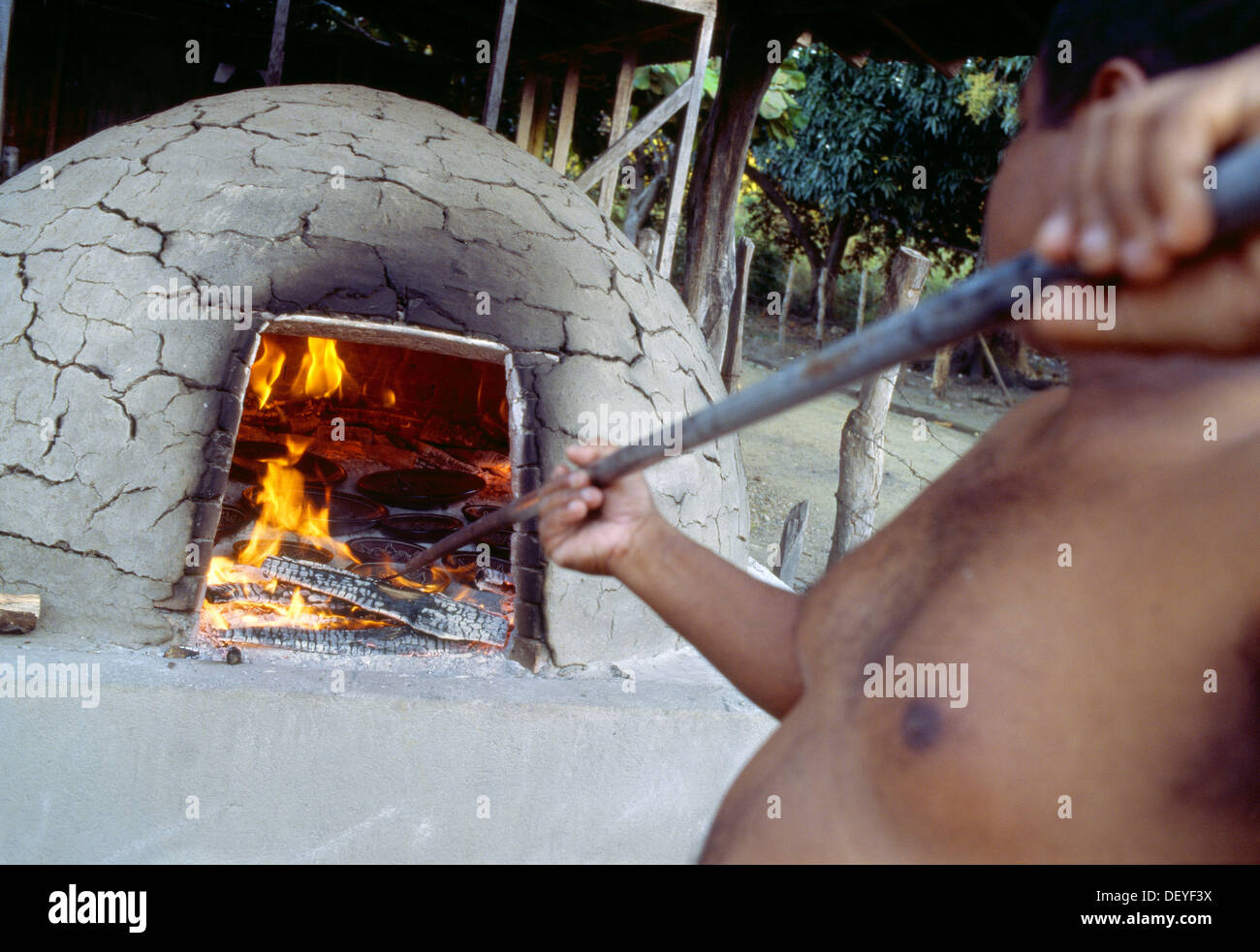 Firing pottery hi-res stock photography and images - Alamy