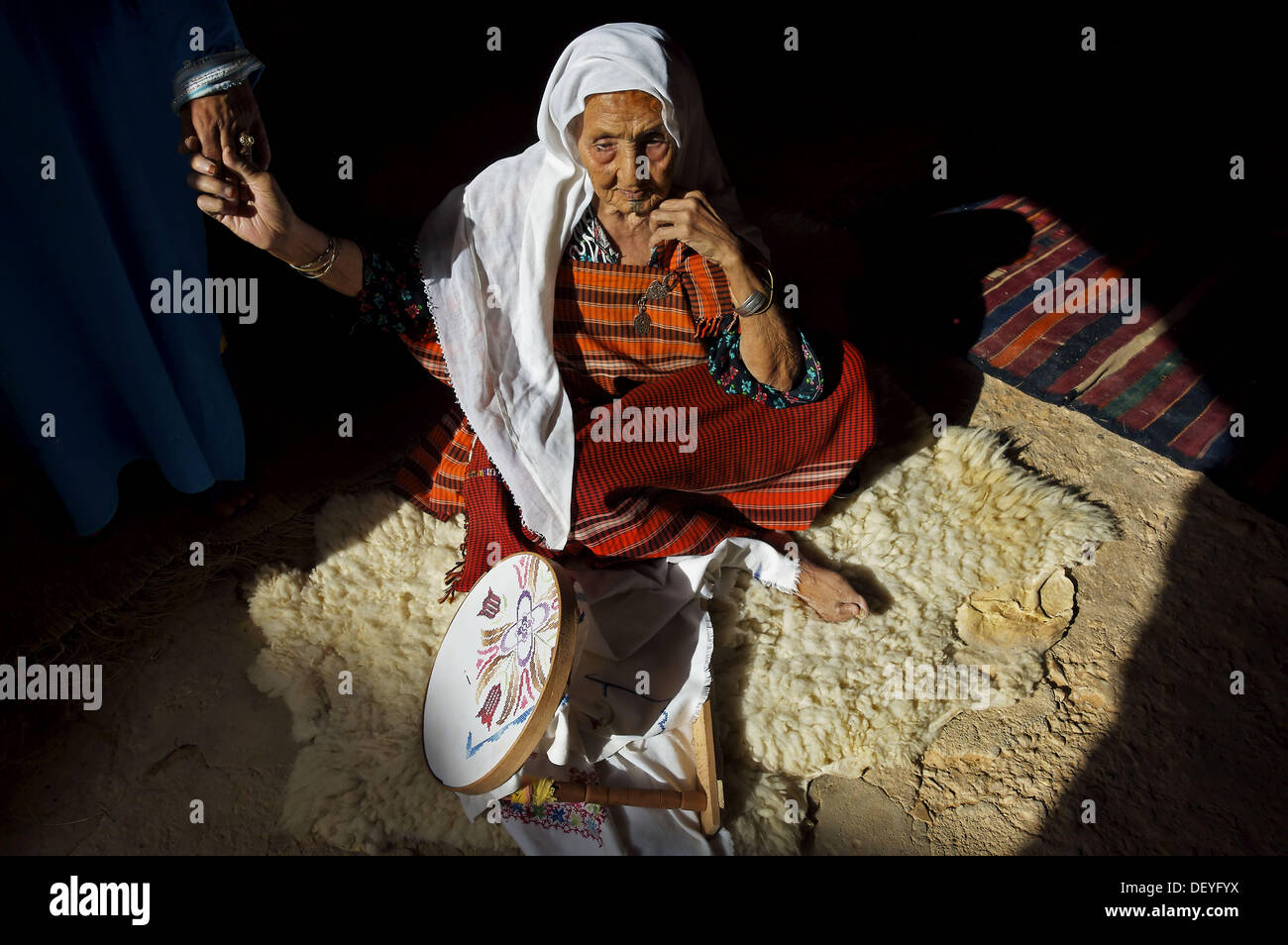 Berber woman weaving in matmata hi-res stock photography and images - Alamy