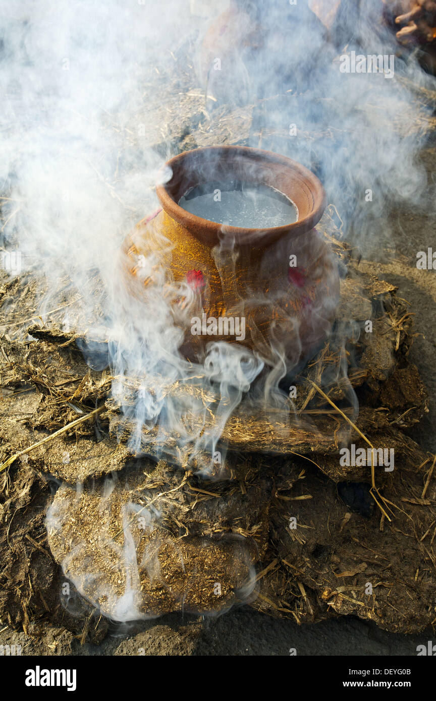 Pilgrims cooking outside Mel Malaiyanur temple. Melmalaiyanur, Tamil ...