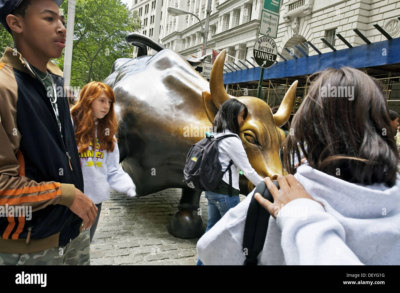 Bronze bull statue hi-res stock photography and images - Alamy