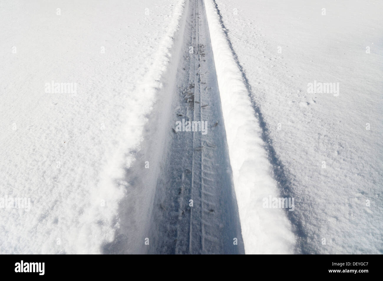 Tire tracks in the snow Stock Photo - Alamy