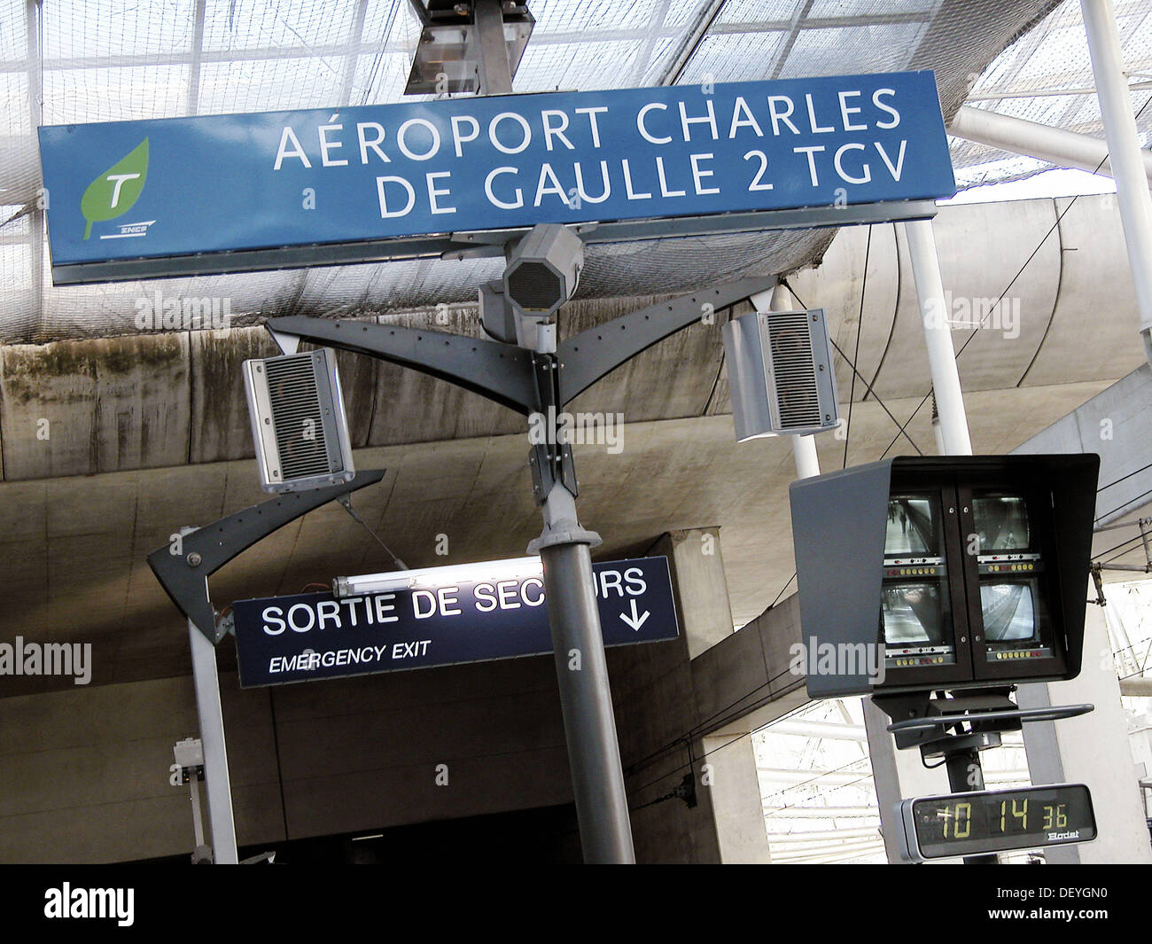 Charles De Gaulle Airport Train Stock Photos & Charles De Gaulle ...