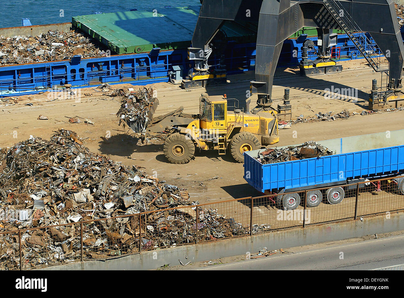 Loading scrap metal on truck hi-res stock photography and images - Alamy