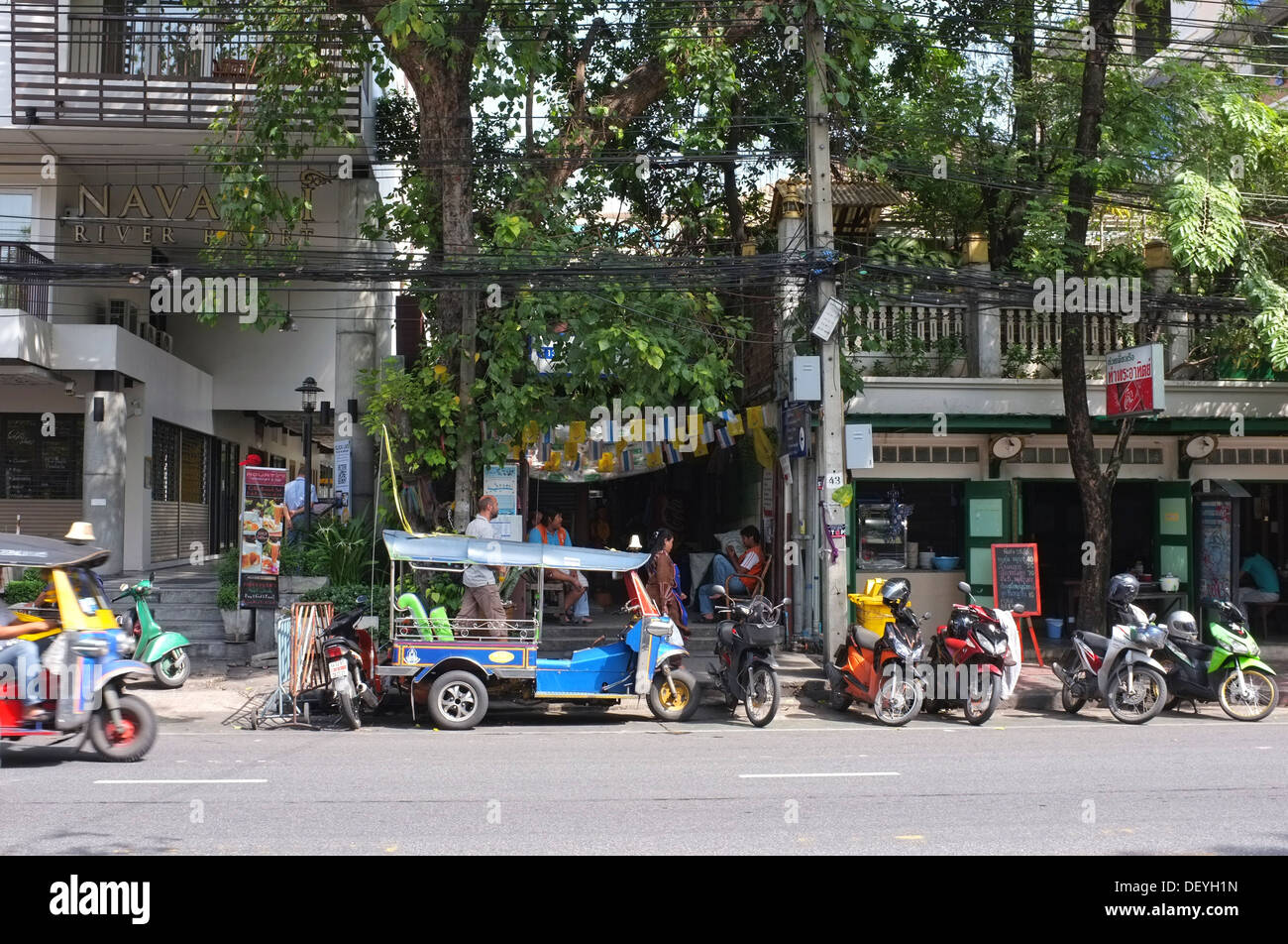 Phra Athit Pier entrance on Phra Athit Road, Bangkok, Thailand Stock ...