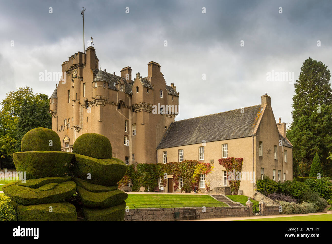 CRATHES CASTLE ABERDEENSHIRE SCOTLAND Stock Photo - Alamy