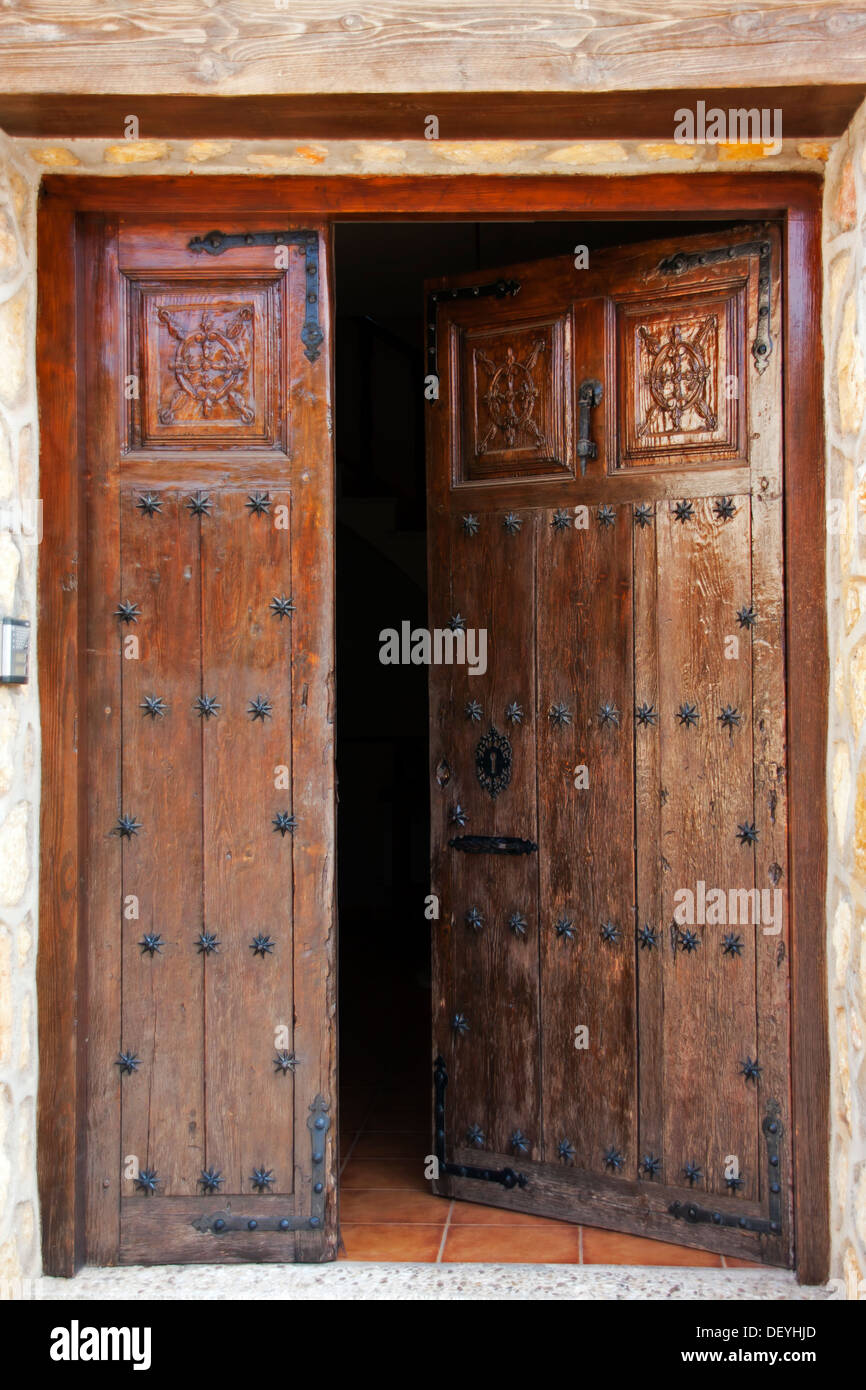 Doors open entrance hi-res stock photography and images - Alamy