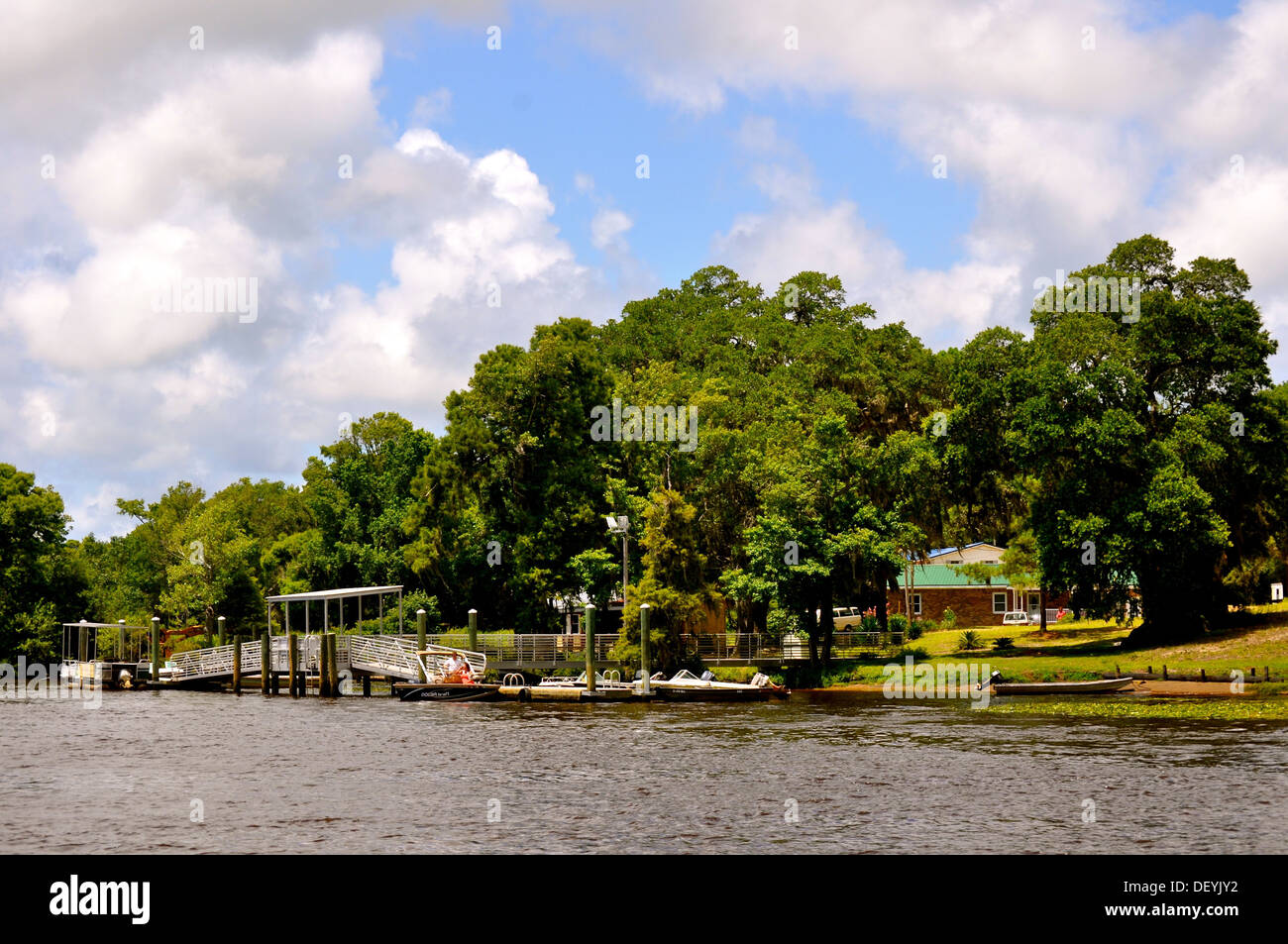 River dock hi-res stock photography and images - Alamy
