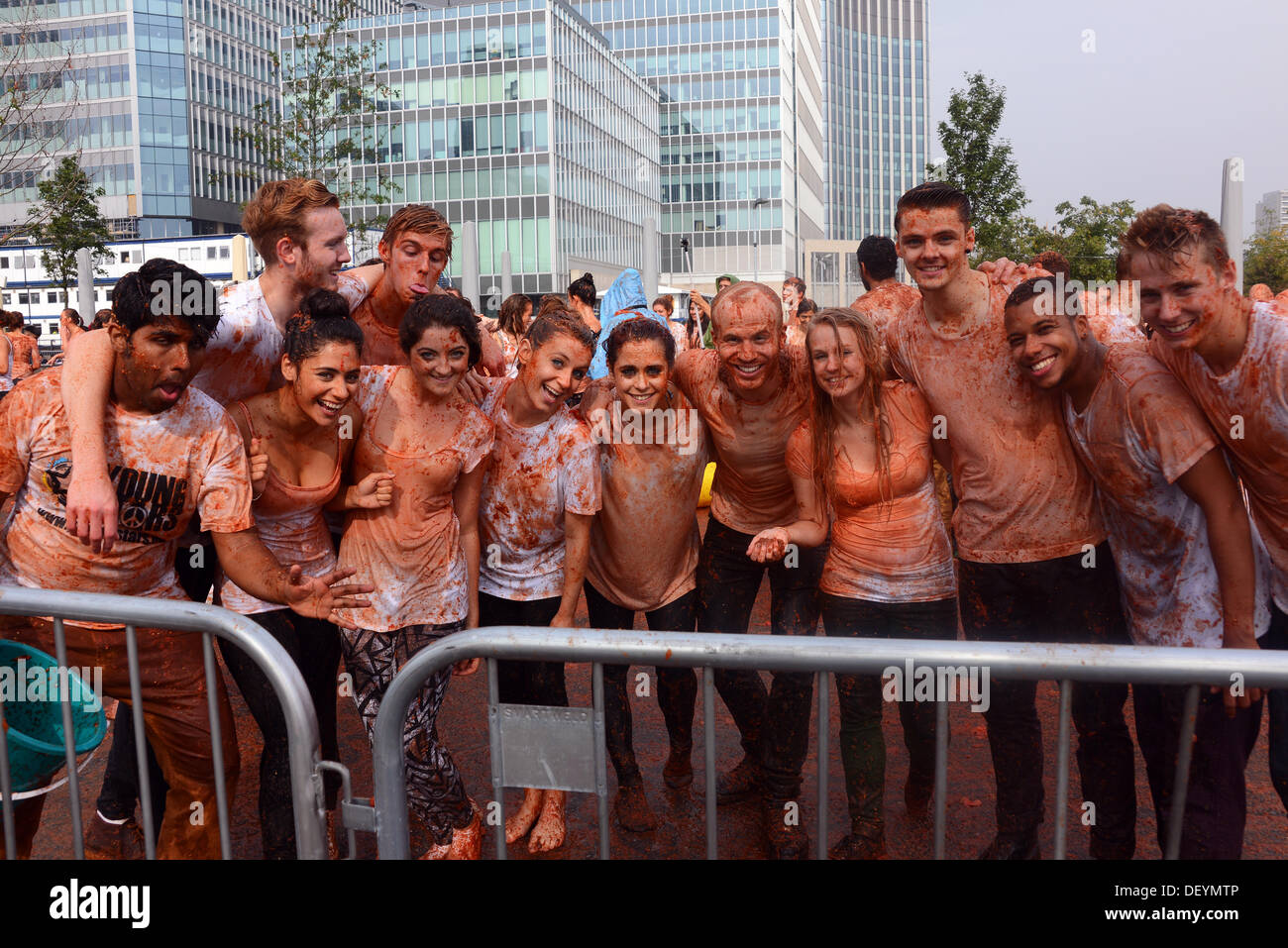 Tomato throwing festival la tomatina hi-res stock photography and ...