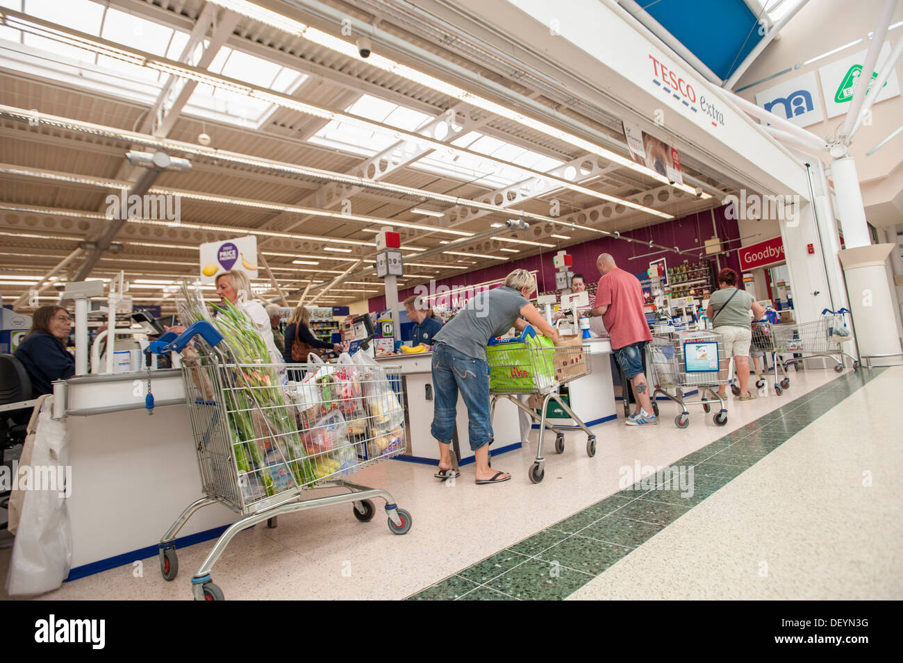 Tesco Extra shoppers Serpentine Green Peterborough Stock Photo - Alamy