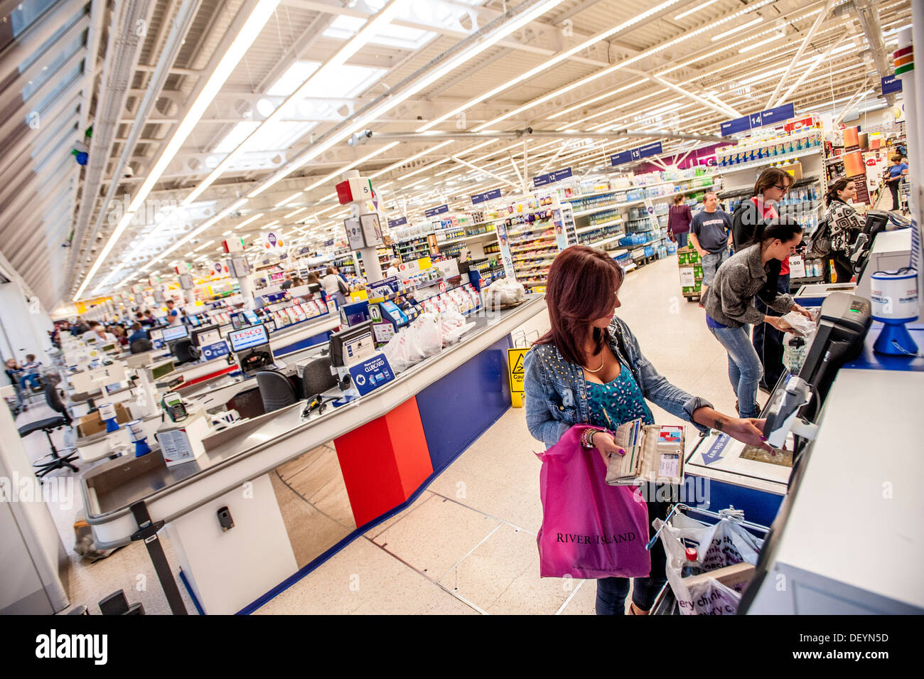 Tesco Extra shoppers Serpentine Green Peterborough Stock Photo - Alamy