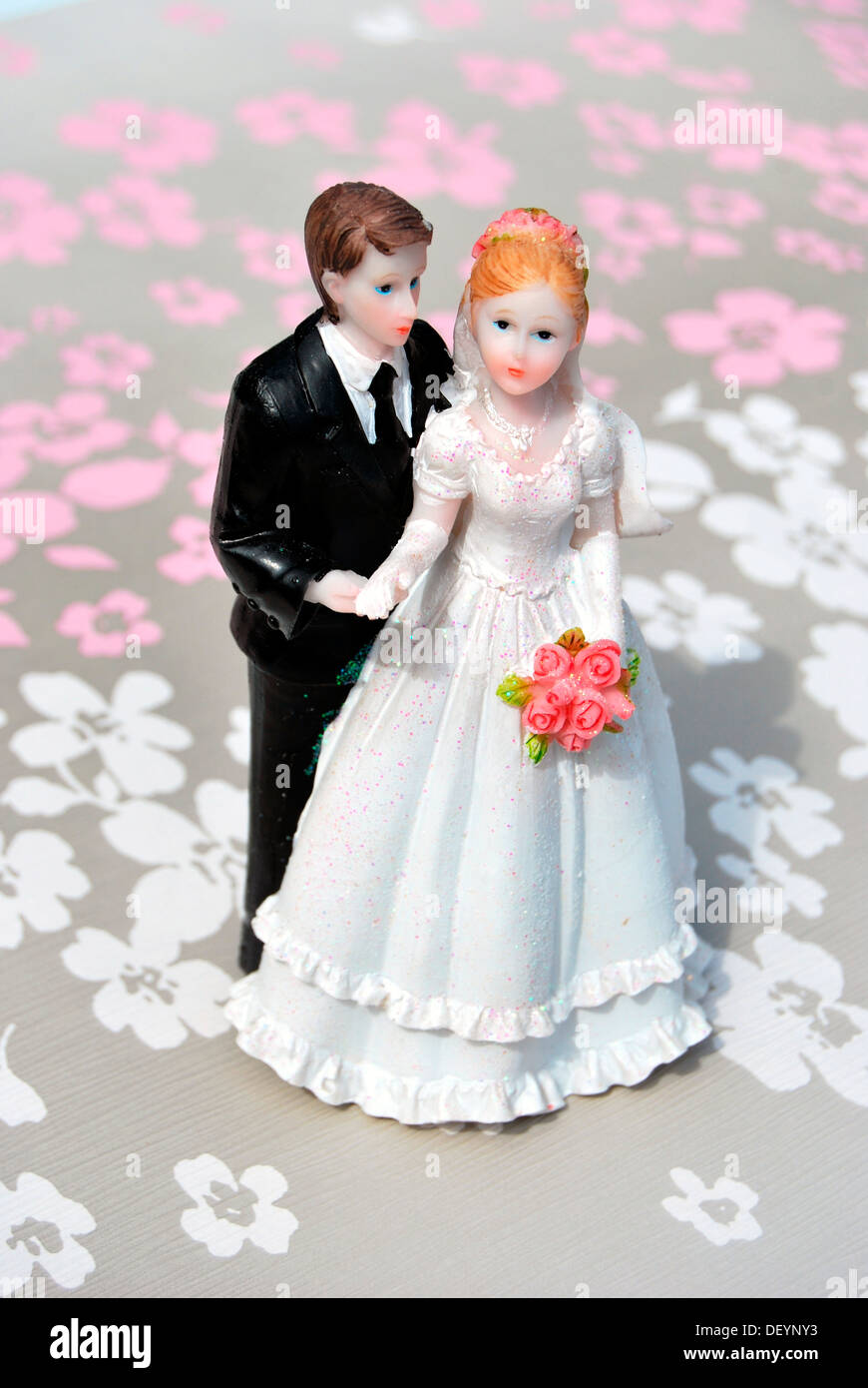 Bride and groom figures Stock Photo - Alamy