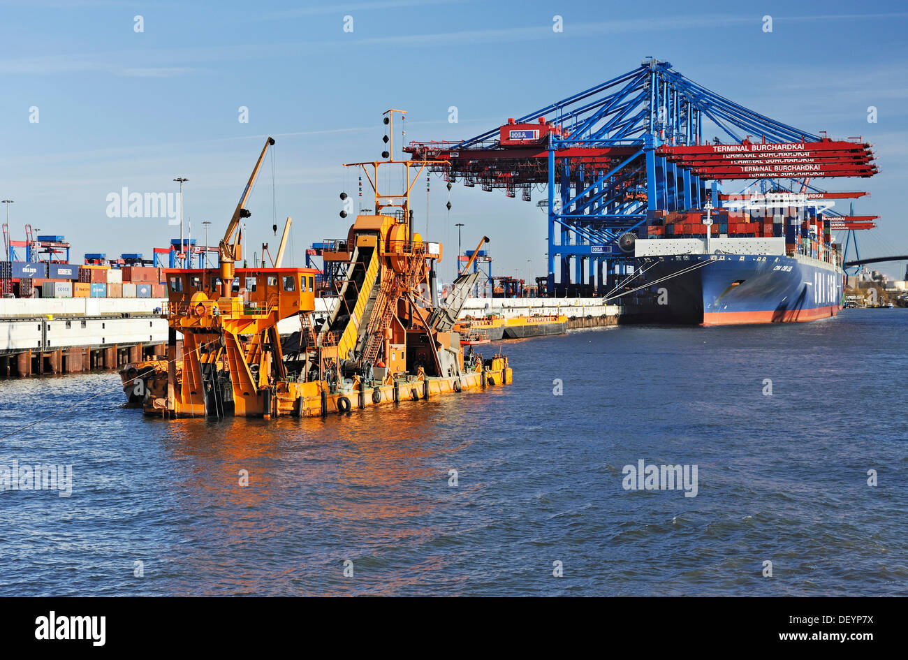 Dredging ship, Odin, dredging the Elbe River, Waltershofer Harbour ...