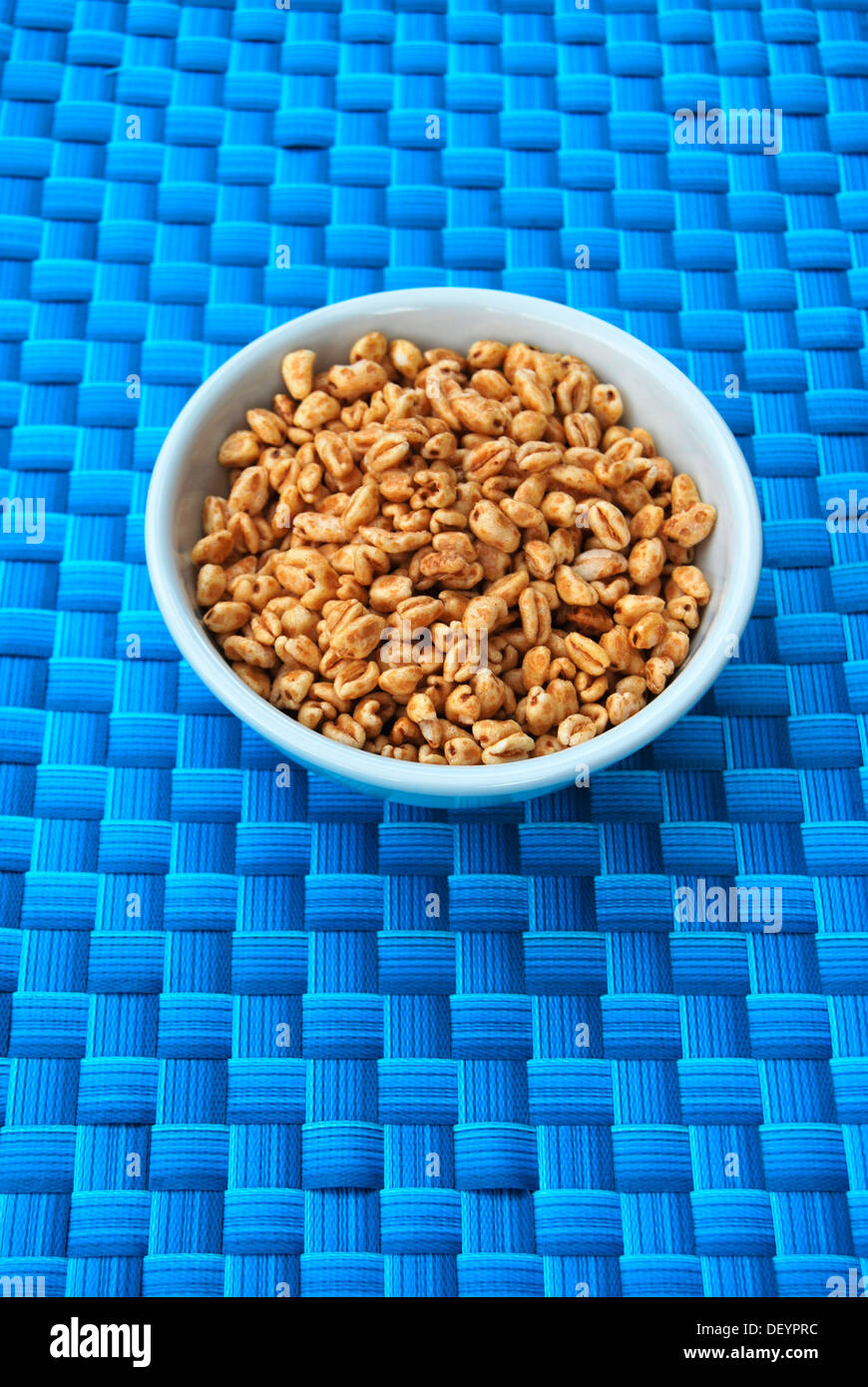 Honey wheat cereals, puffed wheat, bowl Stock Photo - Alamy