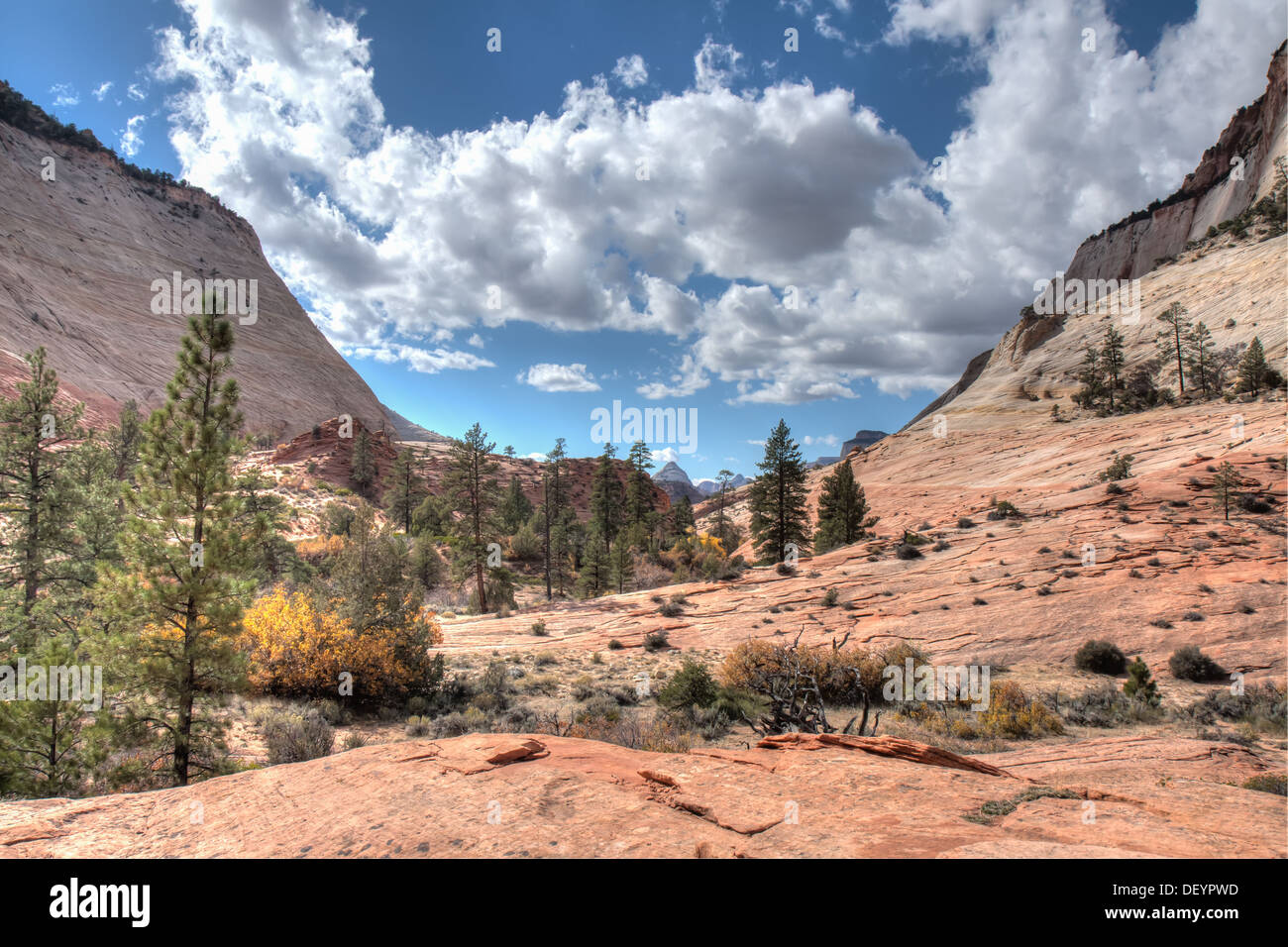 Valley between two mountains hi-res stock photography and images - Alamy