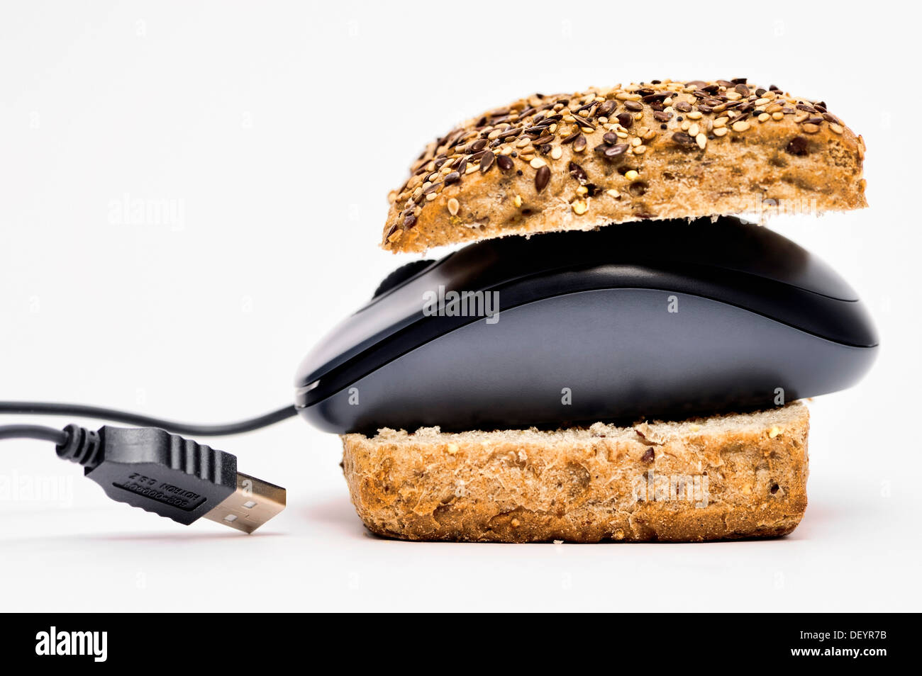 Computer mouse between two bun halves, symbolic image for purchasing ...