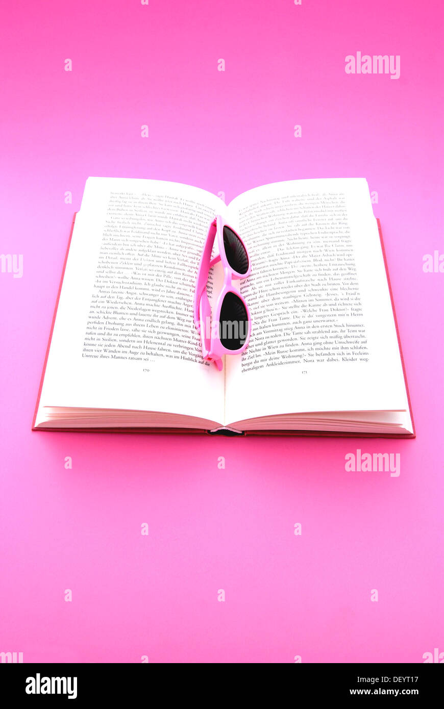 Open book from above cut out hi-res stock photography and images - Alamy