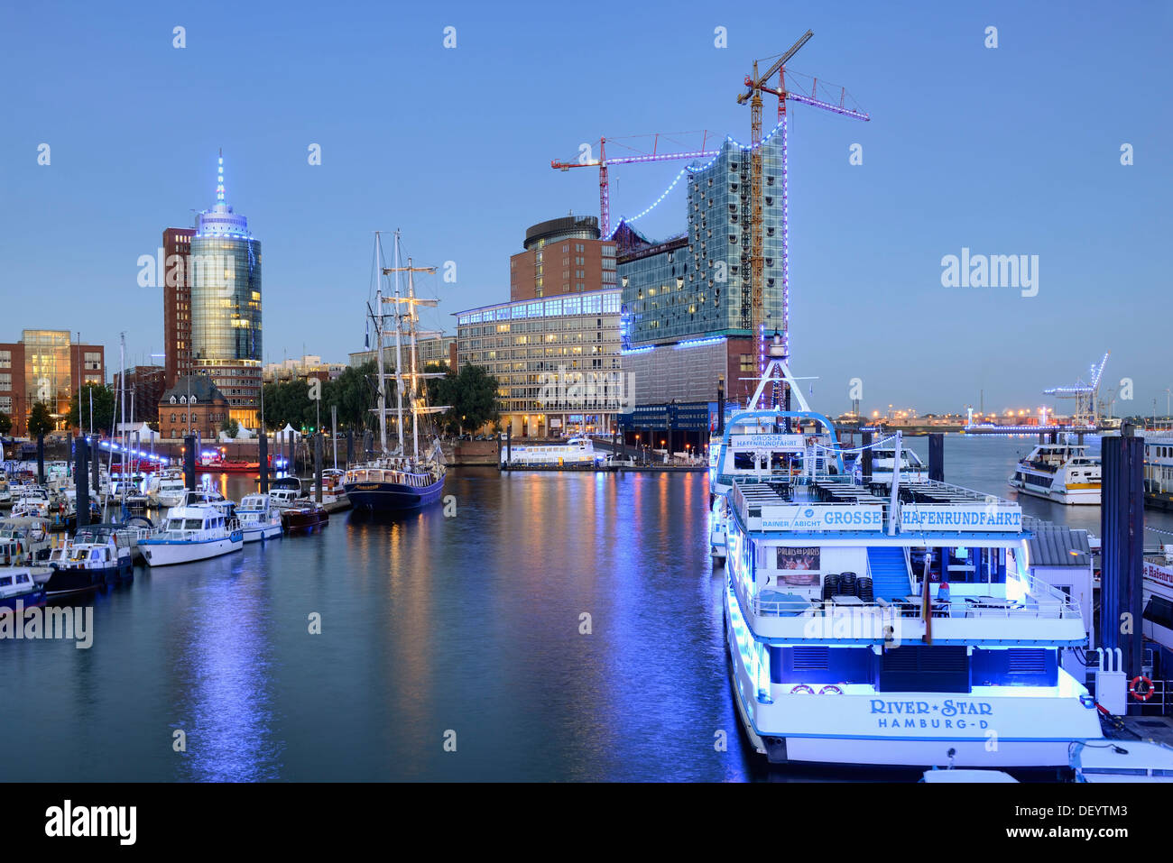 City marina, Elbe Philharmonic Hall and "Blue Port" illuminations ...